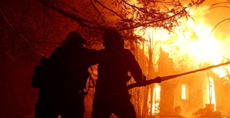 Palisades Fire Forces Evacuations, Burns Thousands of Acres ...