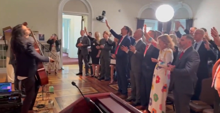 White House Marks First 100 Days with Prayer and Worship - Intercessors ...